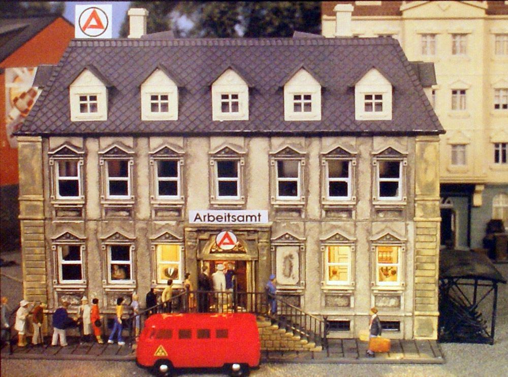 www.modellbahn-exklusiv.de - Arbeitsamt Exklusivmodell POLA 826 ...